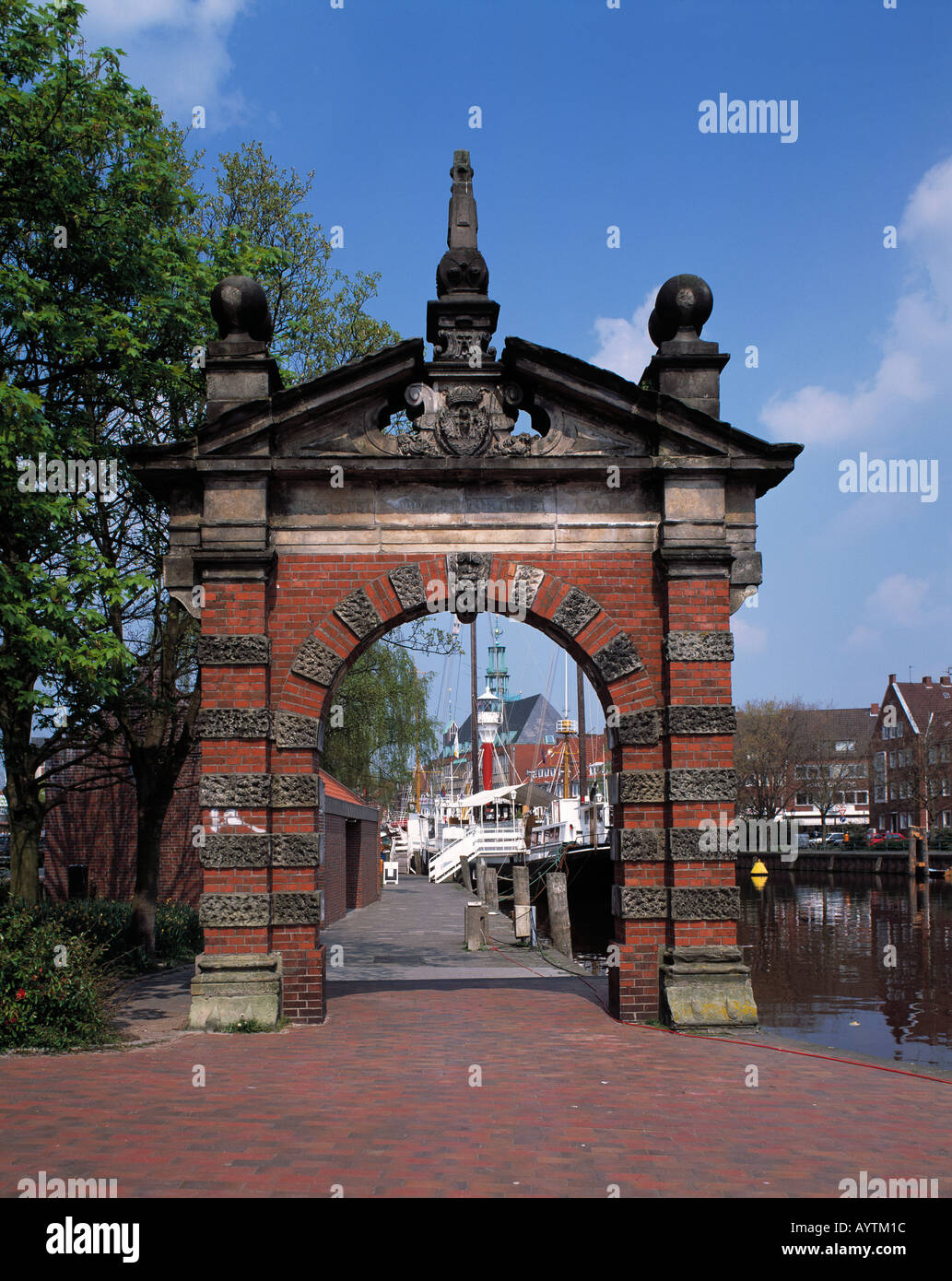 Blick durch das Hafentor zum Rathaus, Emden, Ostfriesland ...