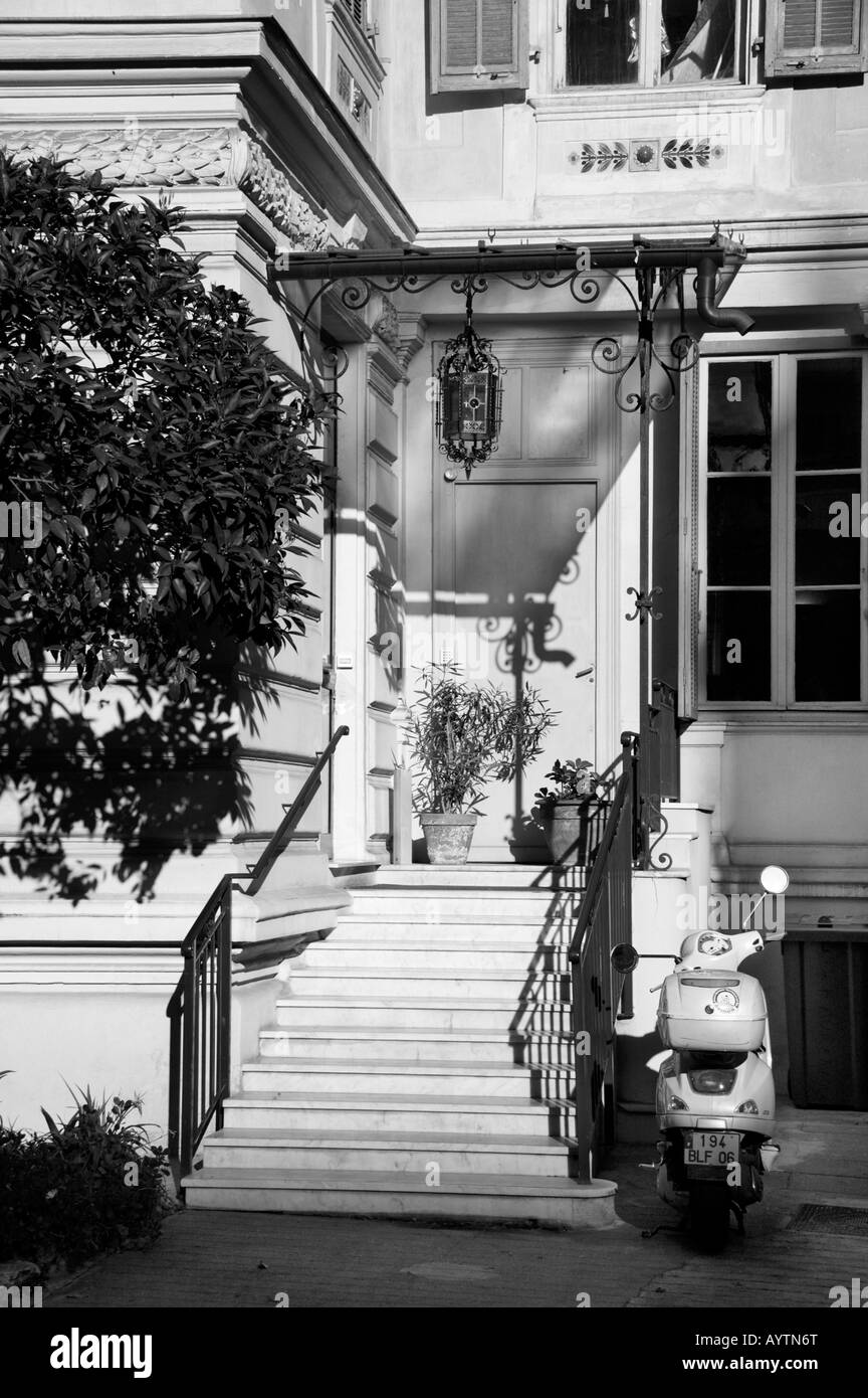 Old flat building hi-res stock photography and images - Alamy