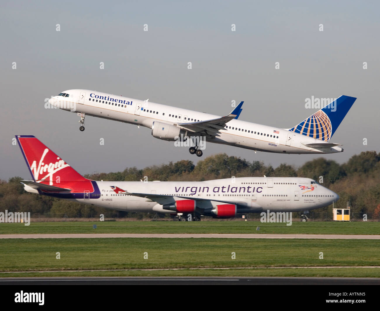Continental Airways Boeing 757 flying over a Virgin Atlantic Boeing 747 ...