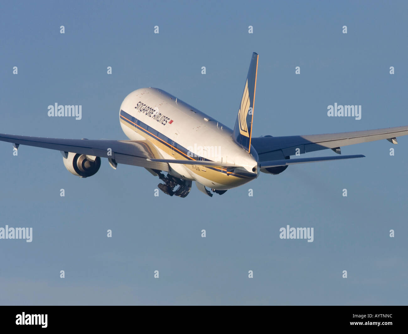 Singapore Airlines Boeing 777 triple seven Stock Photo - Alamy