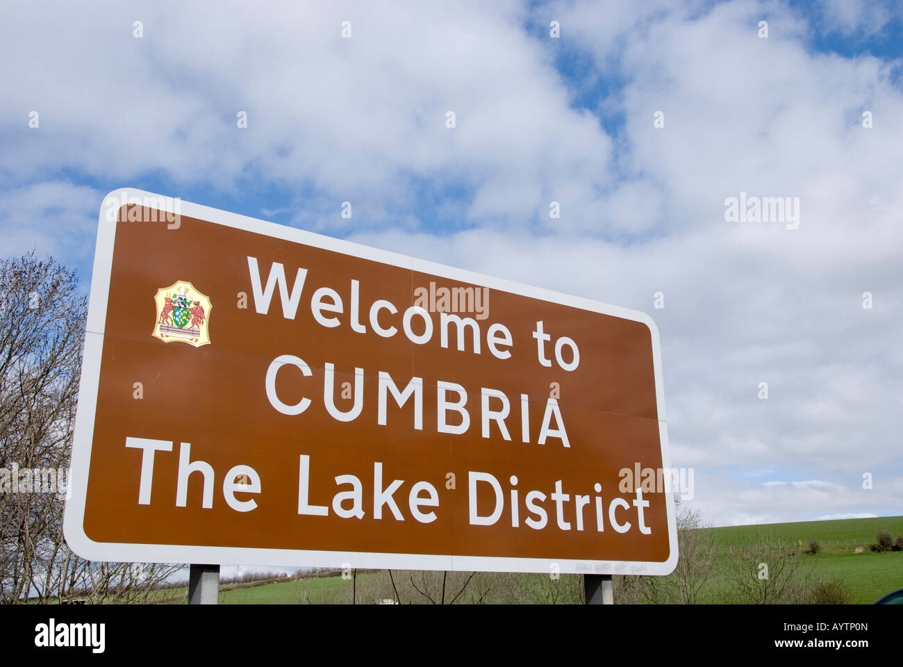 welcome to cumbria the lake district sign Stock Photo - Alamy