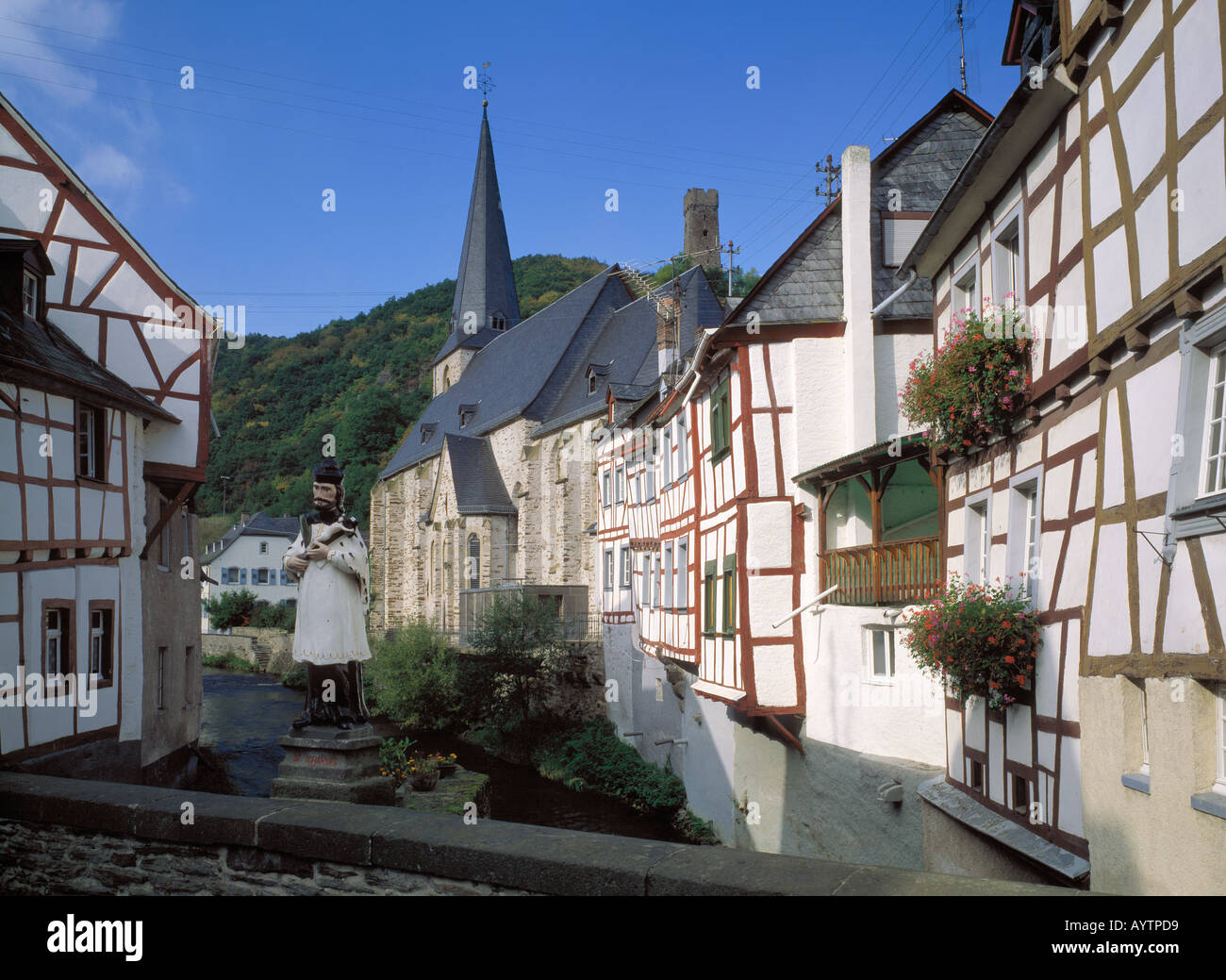 Ortsansicht mit Kirche und Fachwerk und Brueckenfigur des Apostel ...