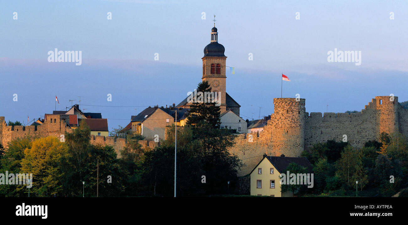 Panoramaansicht mit Stadtmauer und Kirche, Hillesheim, Eifel, Rheinland ...