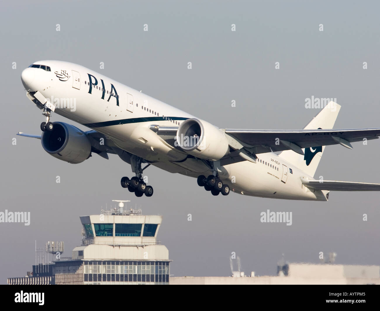 Pakistan international airlines 777 landing hi-res stock photography ...