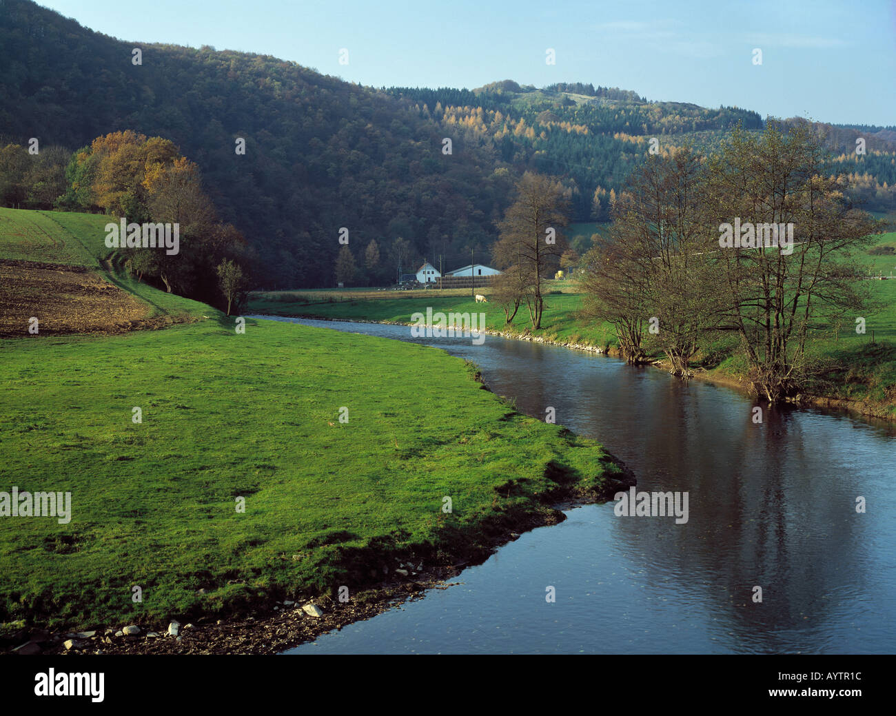 Flusslandschaft, Wiedlandschaft, huegelige Landschaft im Naturpark ...