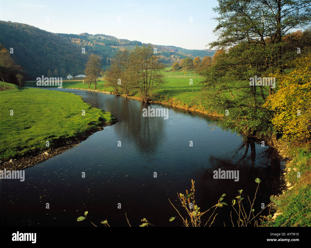 Flusslandschaft, Wiedlandschaft, huegelige Landschaft im Naturpark ...