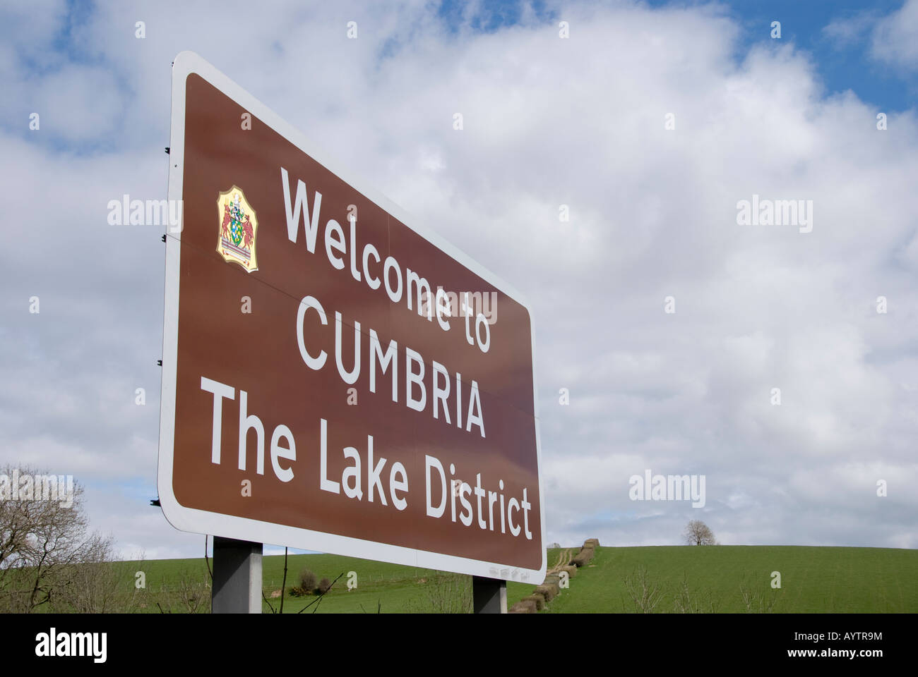 welcome to cumbria the lake district brown motorway sign Stock Photo ...