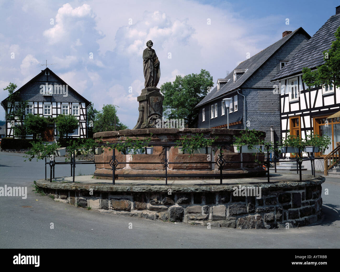 Dorfplatz mit Brunnen und Brunnenfigur, Fachwerkhaeuser, Hallenberg ...