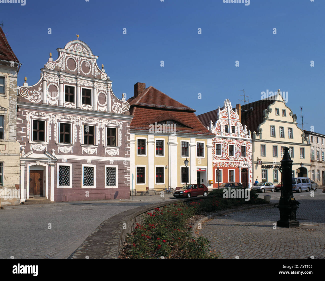 barocke Giebelhaeuser am Marktplatz in Luckau, Niederlausitz ...