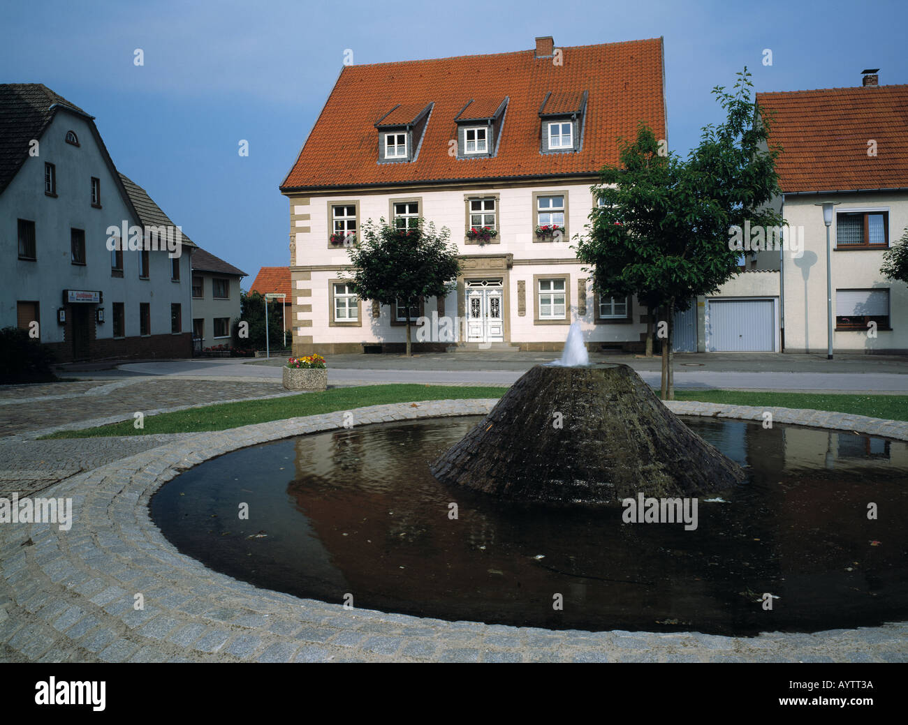 Buergerhaeuser mit Springbrunnen in Marsberg-Obermarsberg, Naturpark ...
