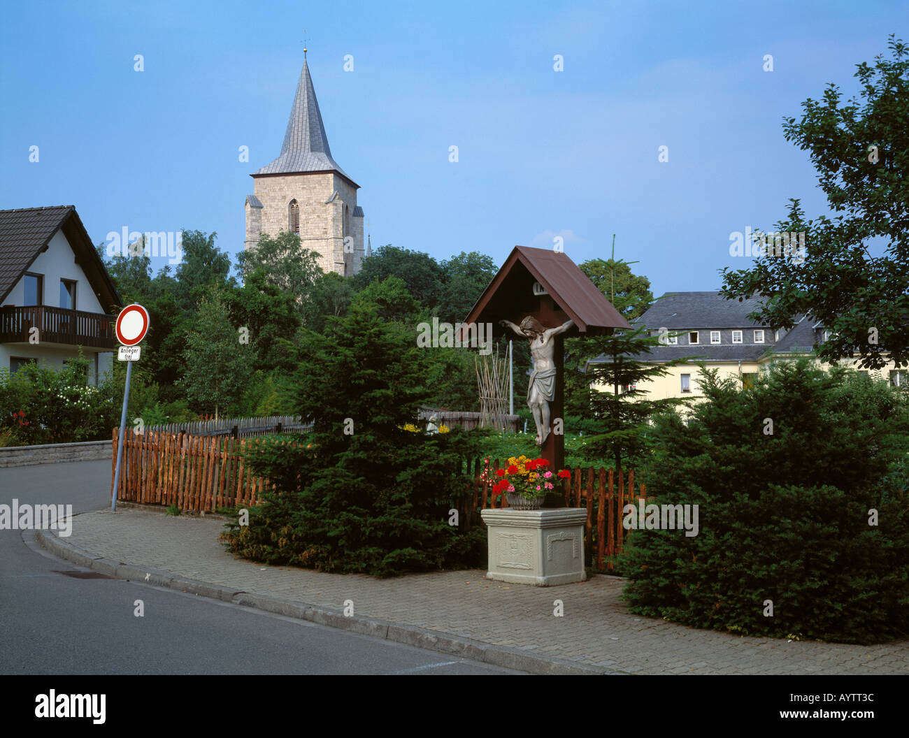 Stiftskirche und Wegkreuz in Marsberg-Obermarsberg, Naturpark Diemelsee ...