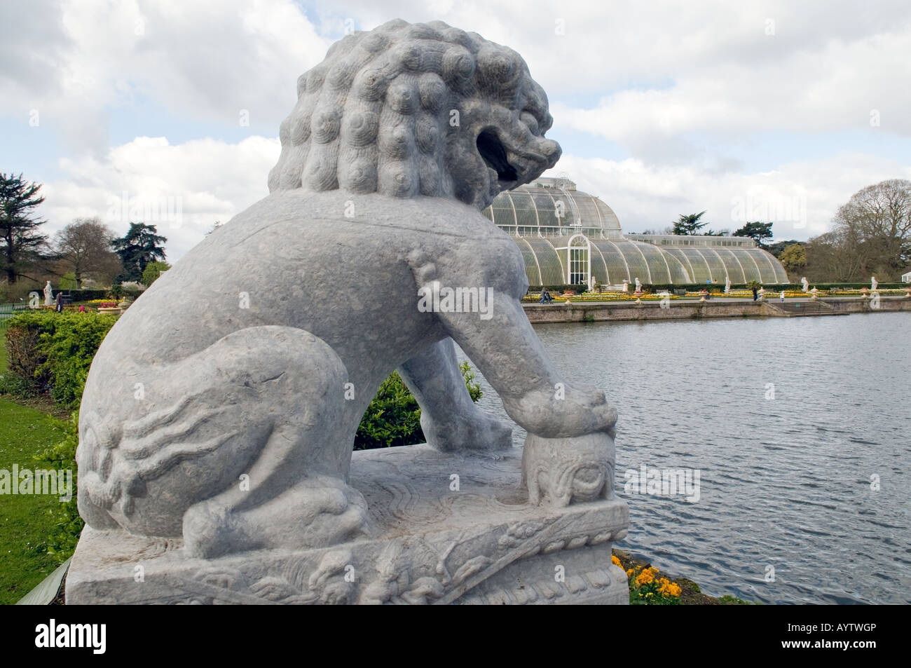 A view across the lake to the spectacular palm house at Kew Gardens ...