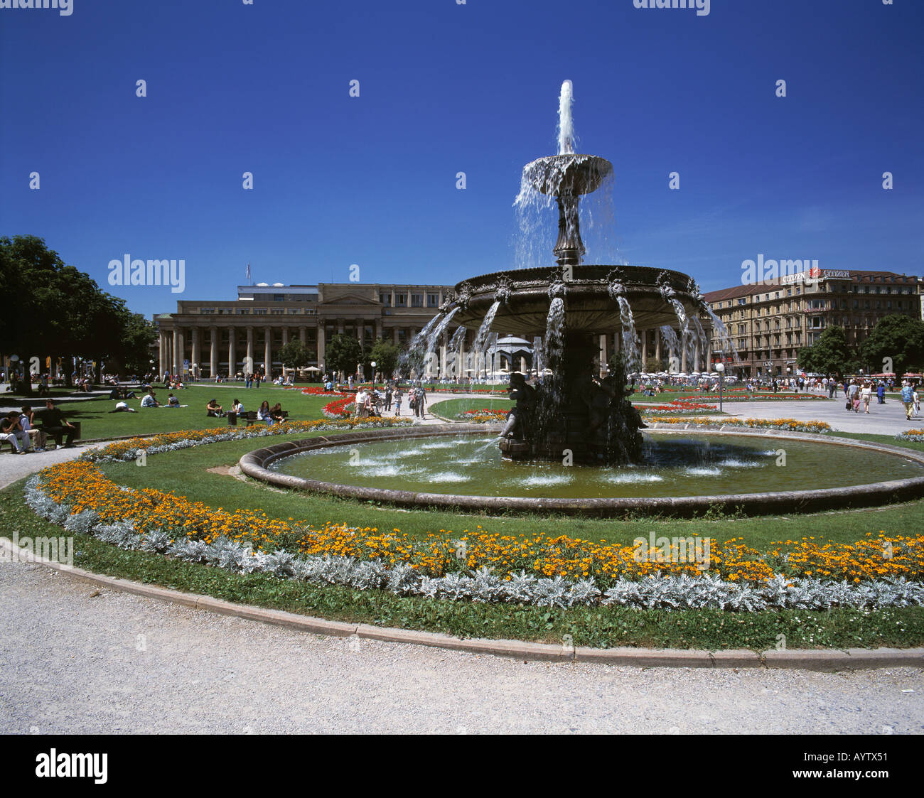 Schlossplatz, Koenigsbau, Saeulenhalle, Springbrunnen, Menschen auf ...