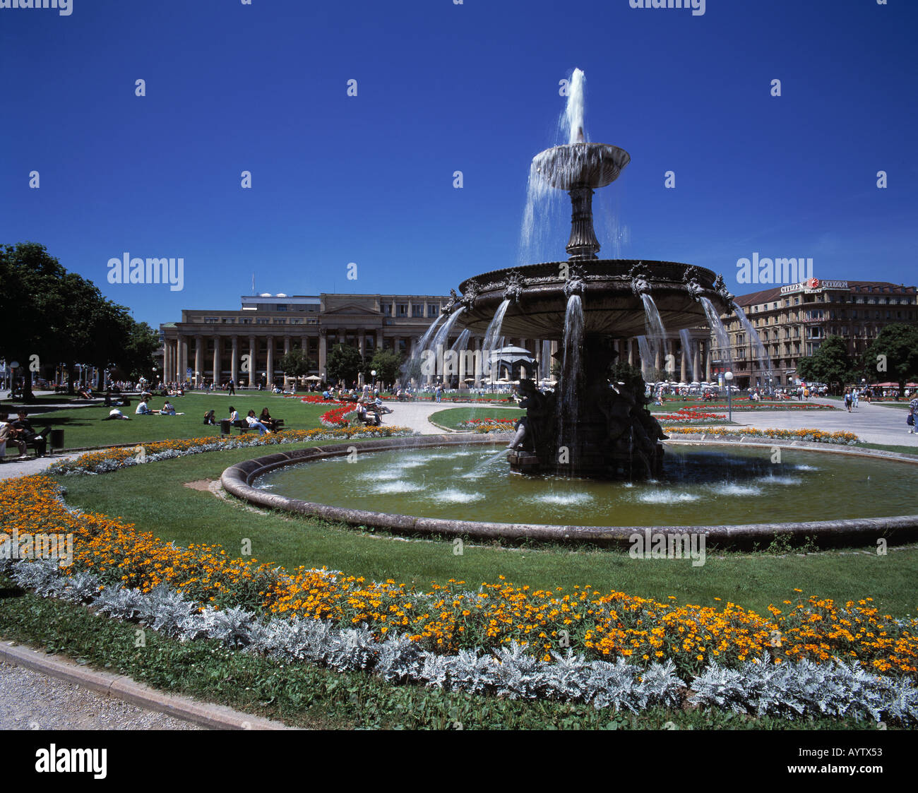 Schlossplatz, Koenigsbau, Saeulenhalle, Springbrunnen, Menschen auf ...