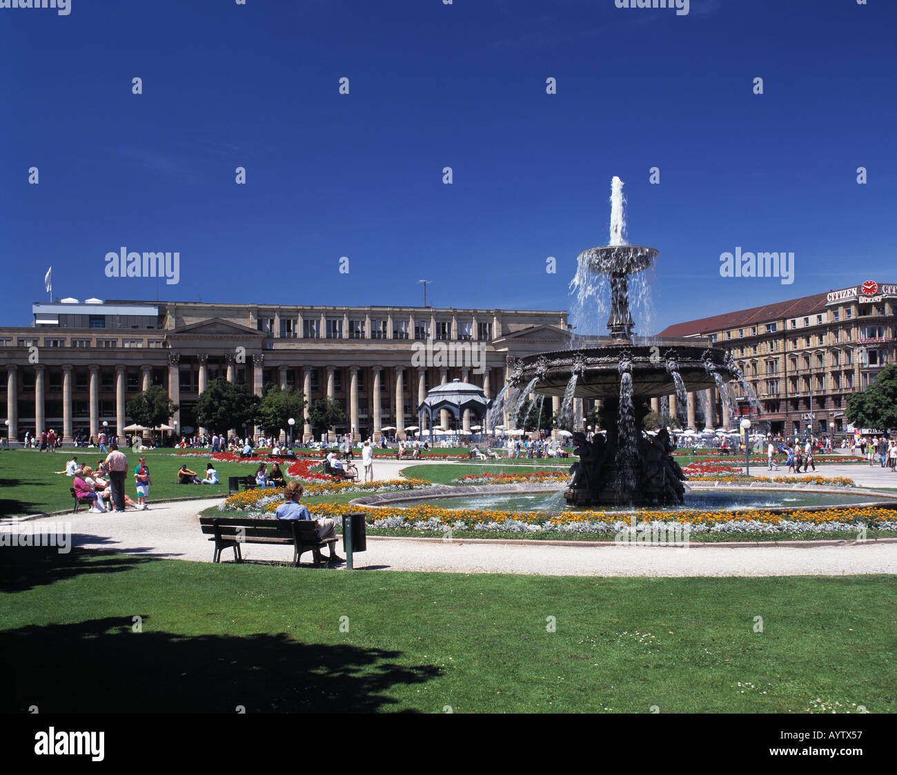 Schlossplatz, Koenigsbau, Saeulenhalle, Springbrunnen, Menschen auf ...
