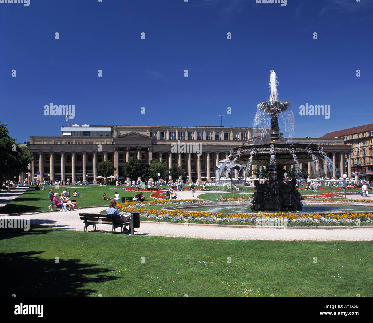 Schlossplatz, Koenigsbau, Saeulenhalle, Springbrunnen, Menschen auf ...