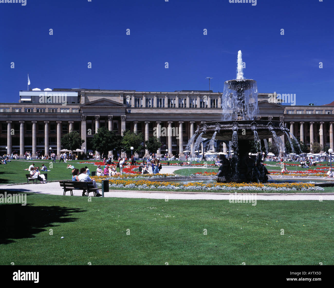 Schlossplatz, Koenigsbau, Saeulenhalle, Springbrunnen, Menschen auf ...