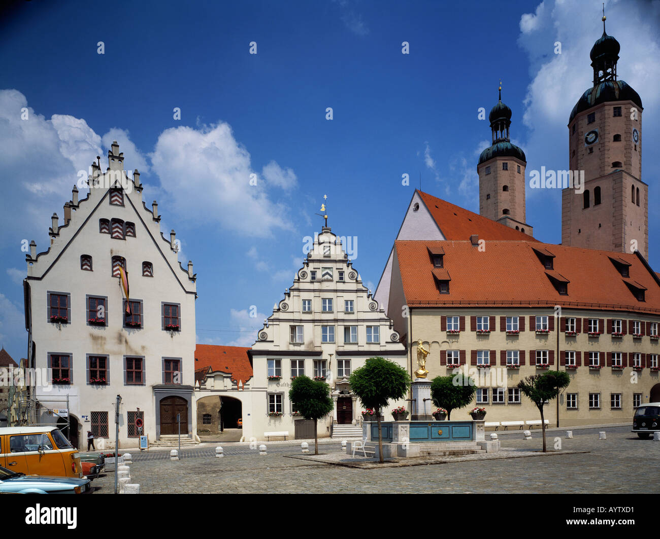 Marktplatz mit Rathaus, Marktbrunnen und Pfarrkirche in Wemding, Ries ...