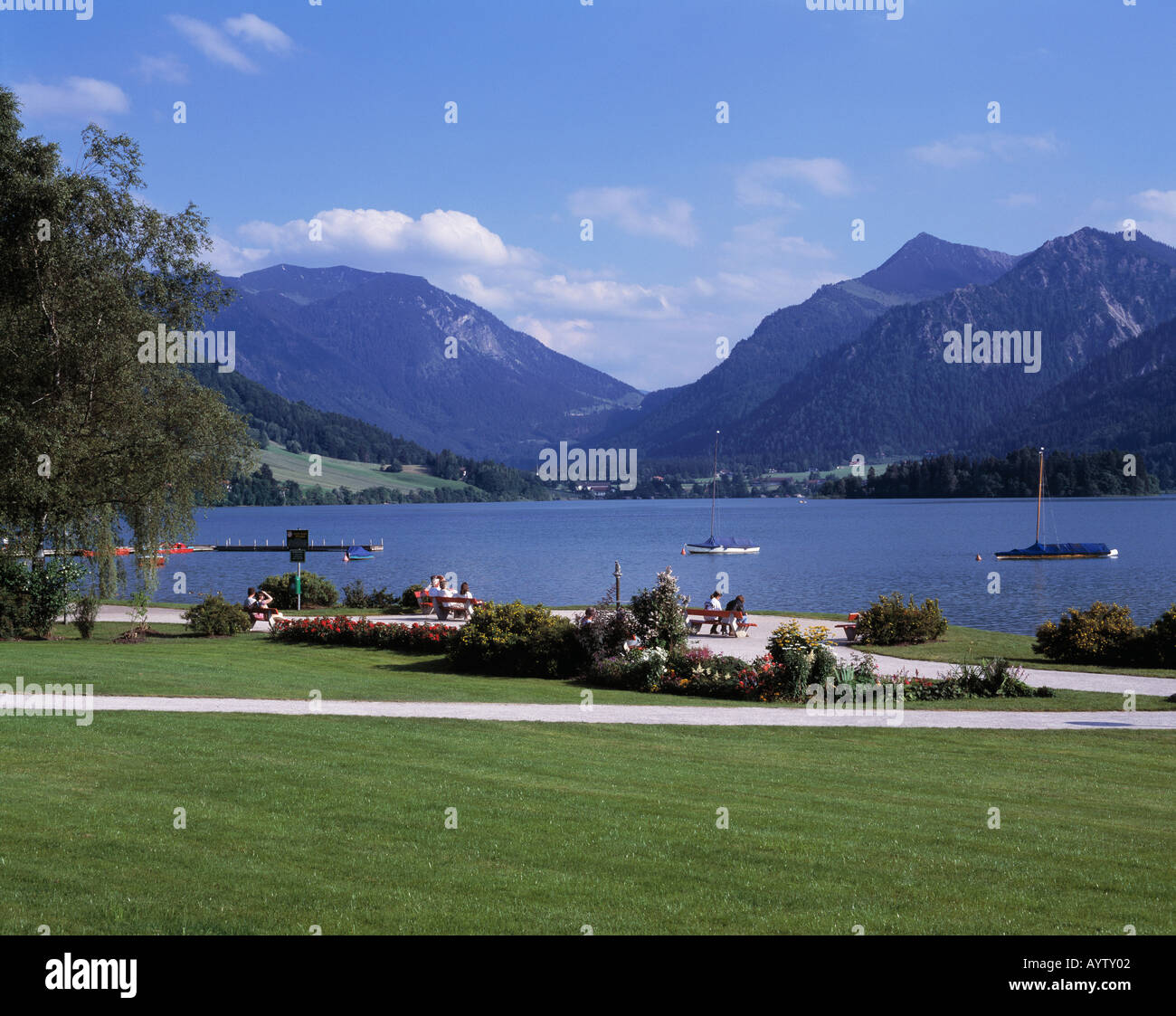 Seeuferpromenade mit Alpenpanorama in Schliersee, Alpen, Oberbayern ...