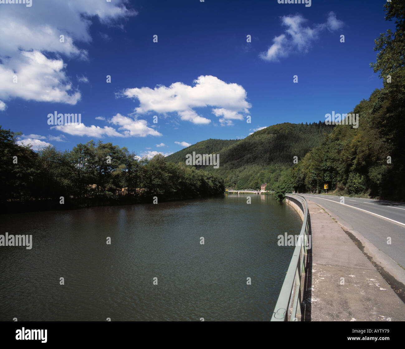 Strasse entlang der Lenne, Flusslandschaft, Werdohl, Sauerland ...