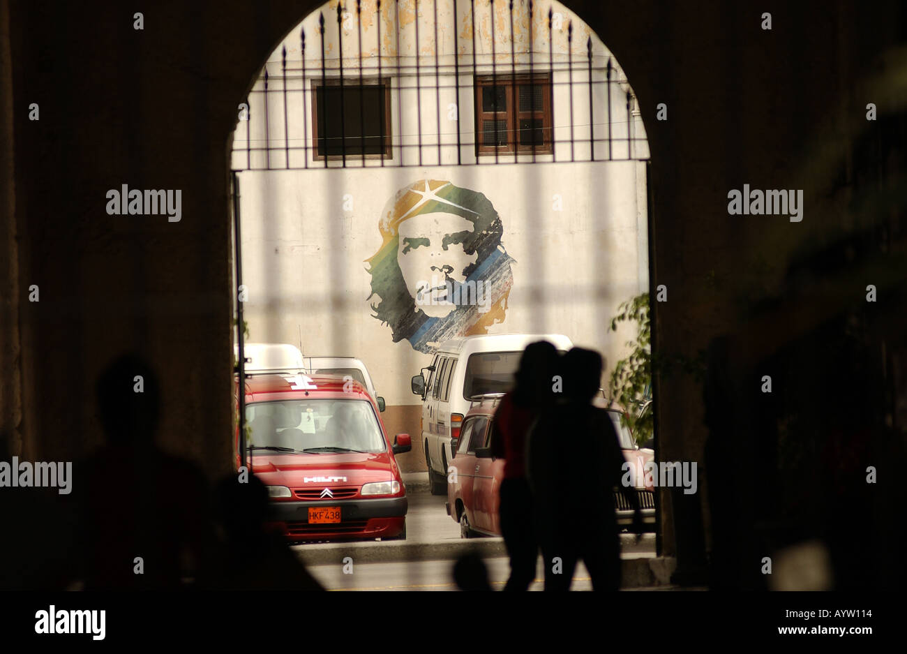 Che Guevara painted on a wall seen through an arched doorway Havana ...