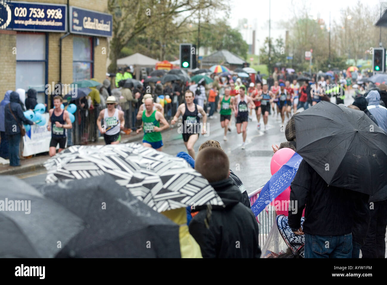 Watching the london marathon hi-res stock photography and images - Alamy