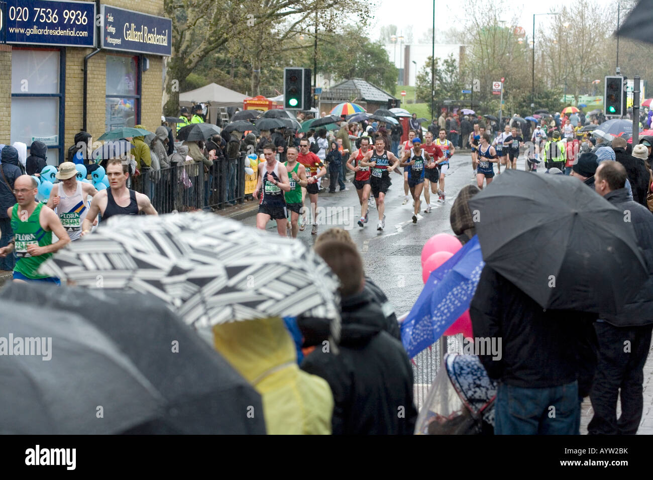 Crowds watching the runners in the rain, London Flora marathon 2008 ...