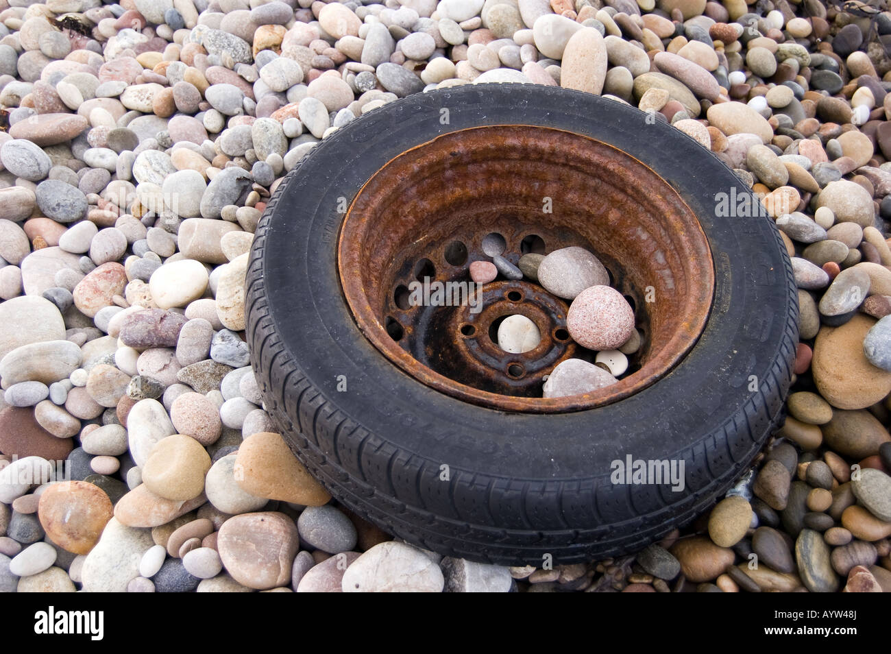 Tyre tire rubbish beach hi-res stock photography and images - Alamy
