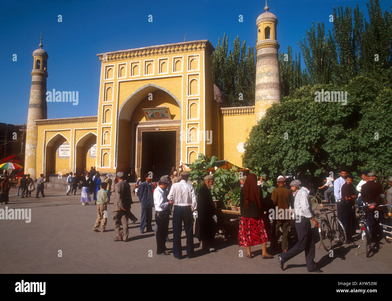 Kashgar Uighurs in front of Idkah Mosque Stock Photo - Alamy