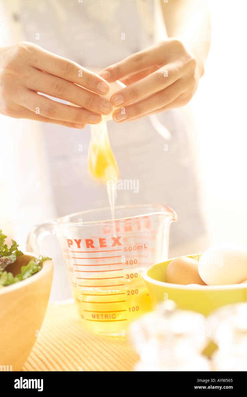 Hands cracking an egg Stock Photo - Alamy