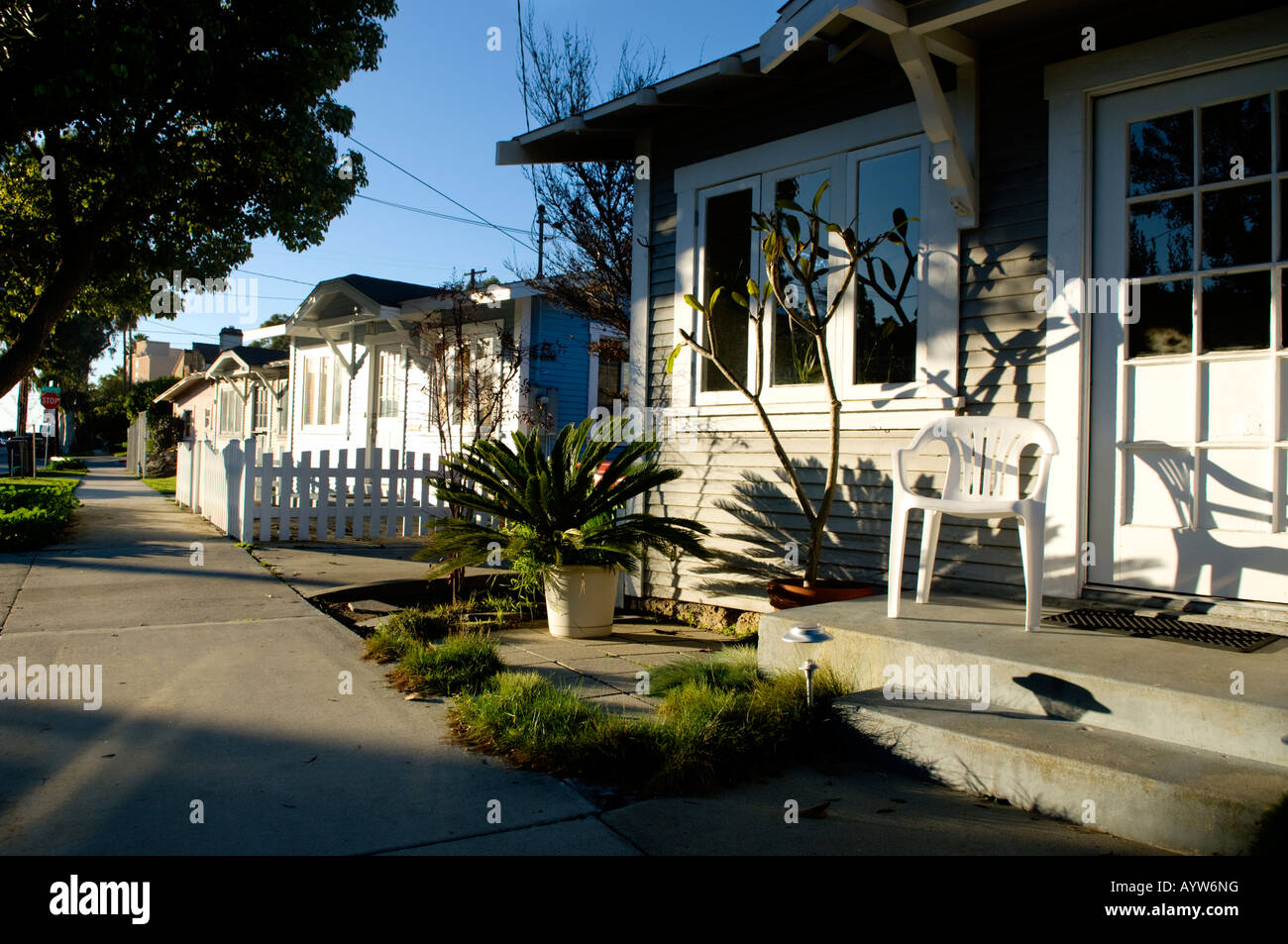 California small home front yard hi-res stock photography and images ...