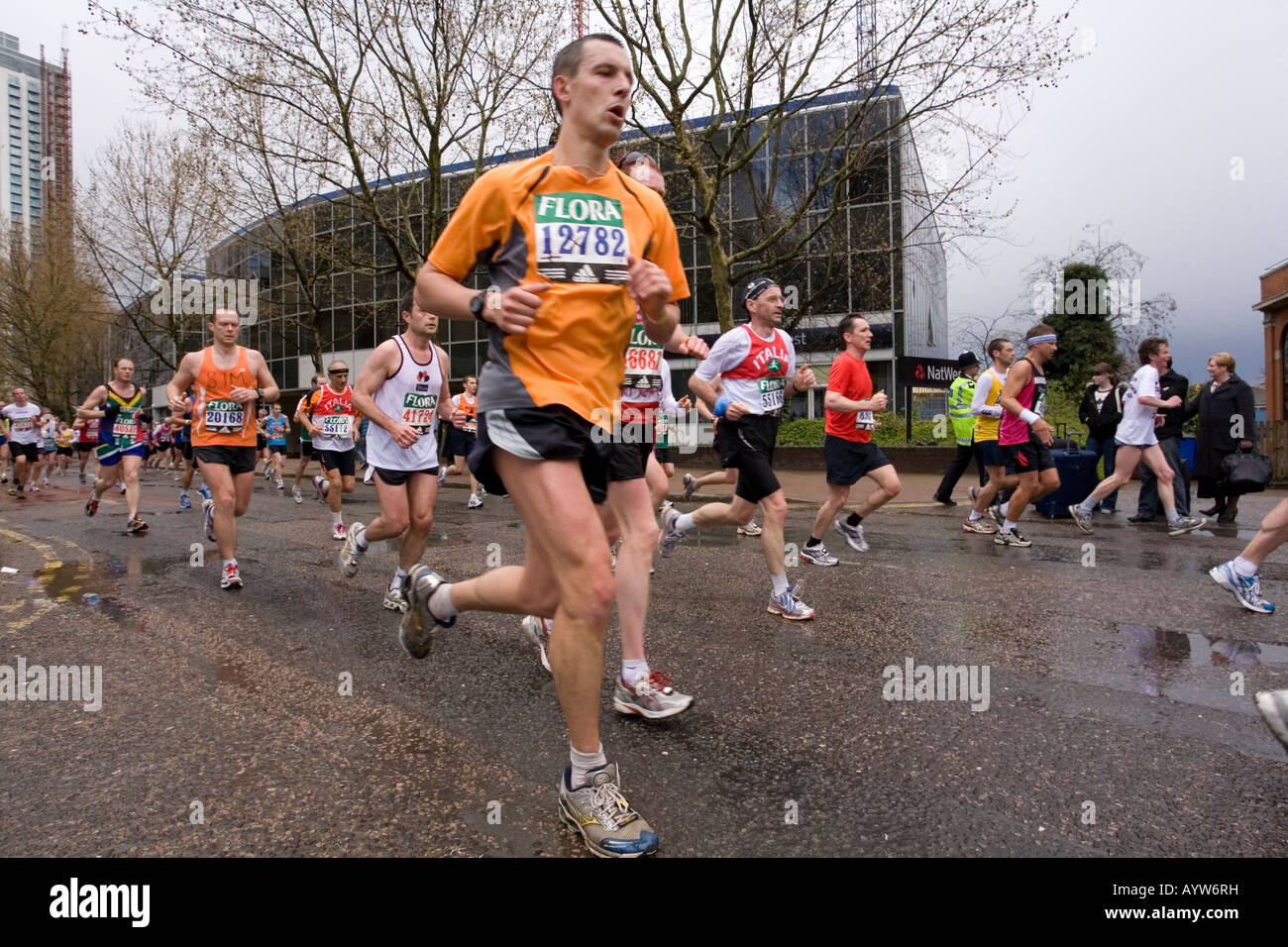 Charity runners london marathon 2008 hi-res stock photography and ...