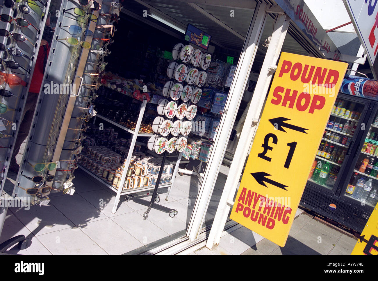 One pound shop hi-res stock photography and images - Alamy