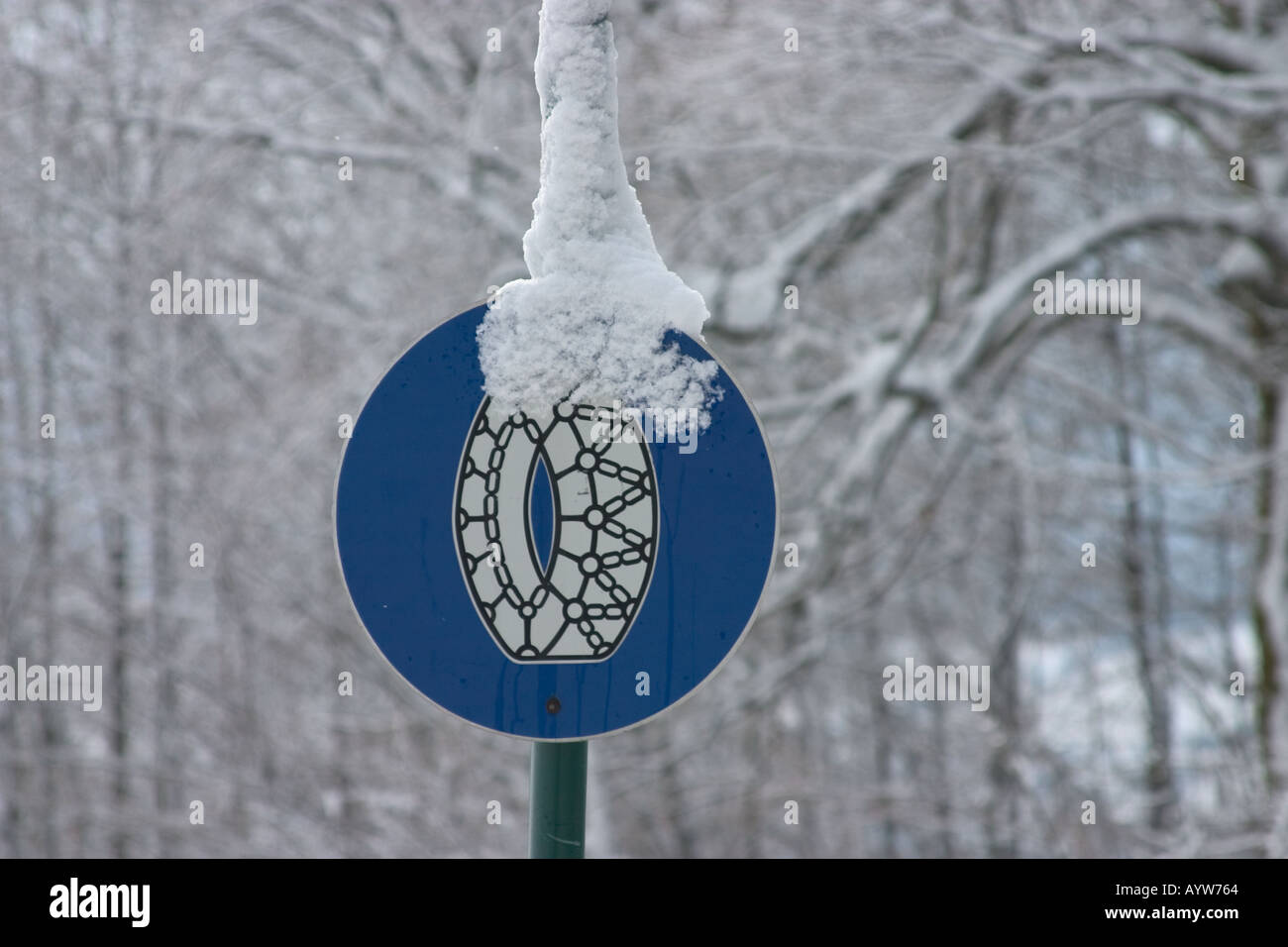 Tyre chains sign hi-res stock photography and images - Alamy