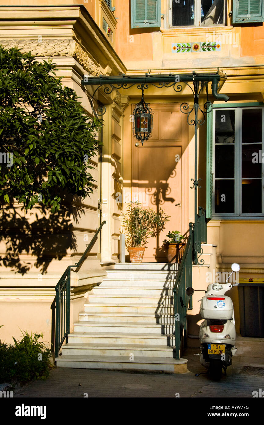 Old apartment building entrance hi-res stock photography and images - Alamy
