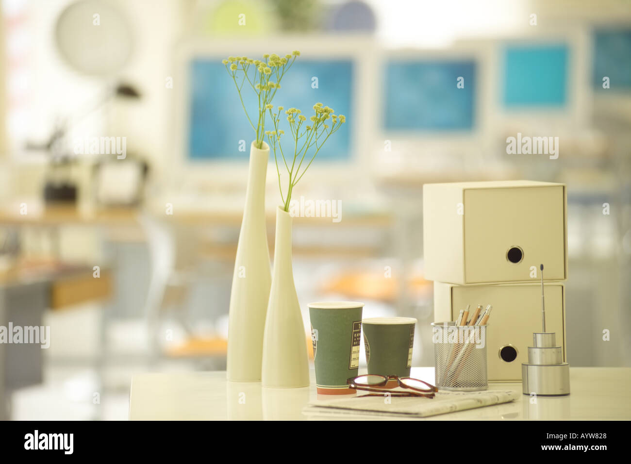 Flowers in vases hi-res stock photography and images - Alamy