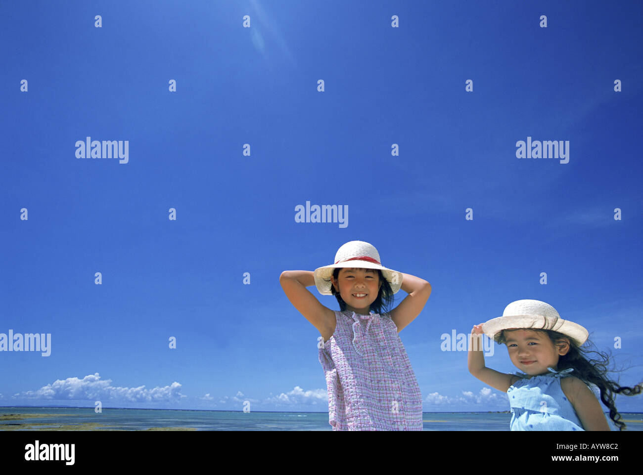Girls straw hat hi-res stock photography and images - Alamy