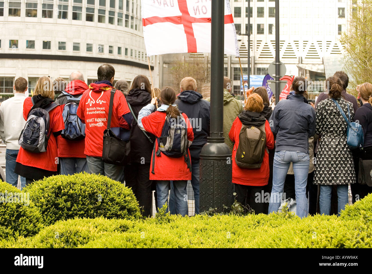 Crowds of supporters at the London marathon 2008 Stock Photo - Alamy