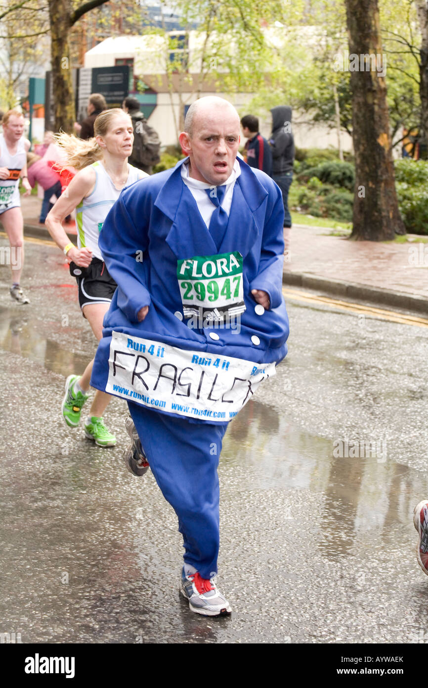 Charity runners, London marathon 2008, Canary Wharf, London, England ...