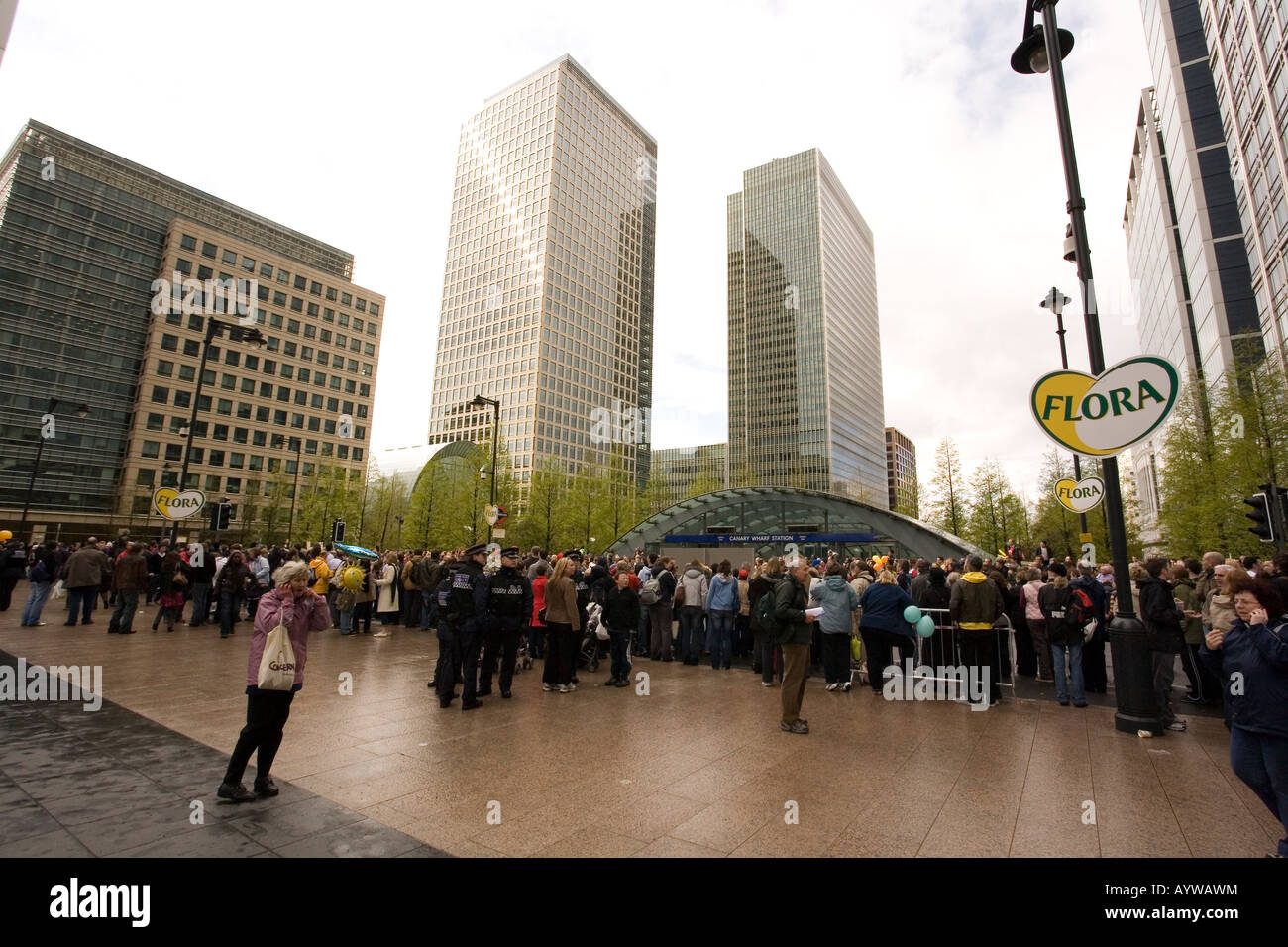 Marathon supporters hi-res stock photography and images - Alamy