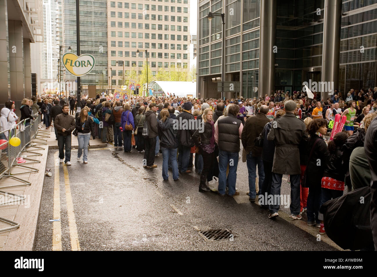 Marathon supporters hi-res stock photography and images - Alamy