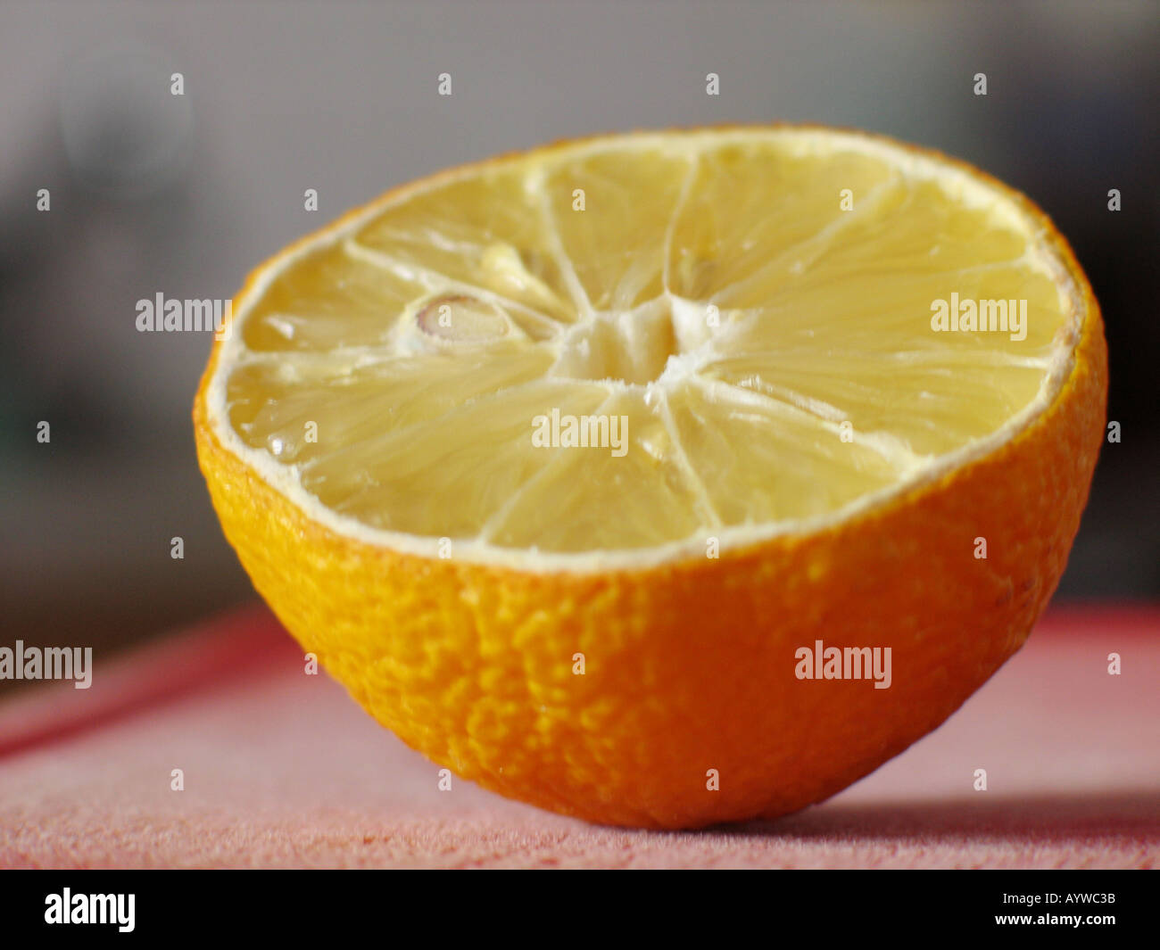 lemon on kitchen table Stock Photo - Alamy