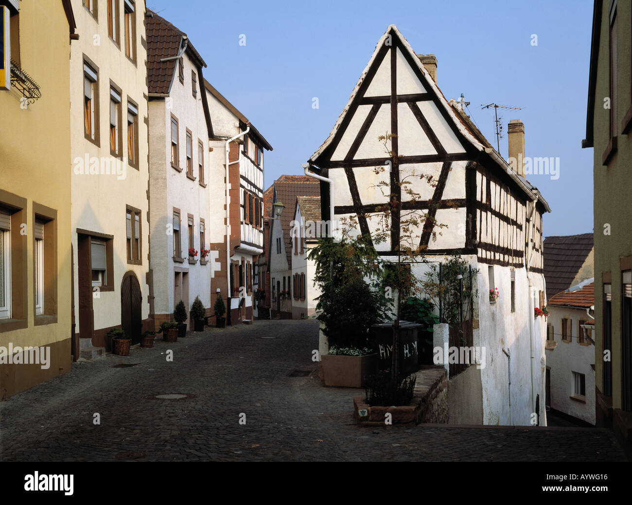 Altstadt, Fachwerkhaeuser, enge Gasse, Neuleiningen, Deutsche ...