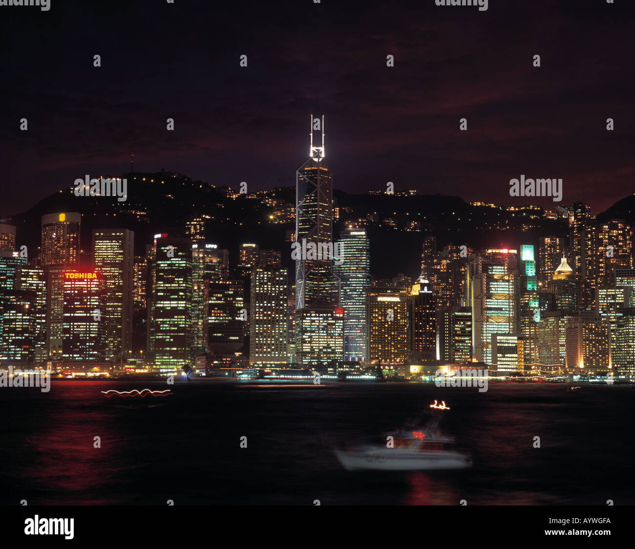 Wolkenkratzer-Skyline von Victoria bei Nacht, Blick von Kowloon, Hongkong Stock Photo - Alamy