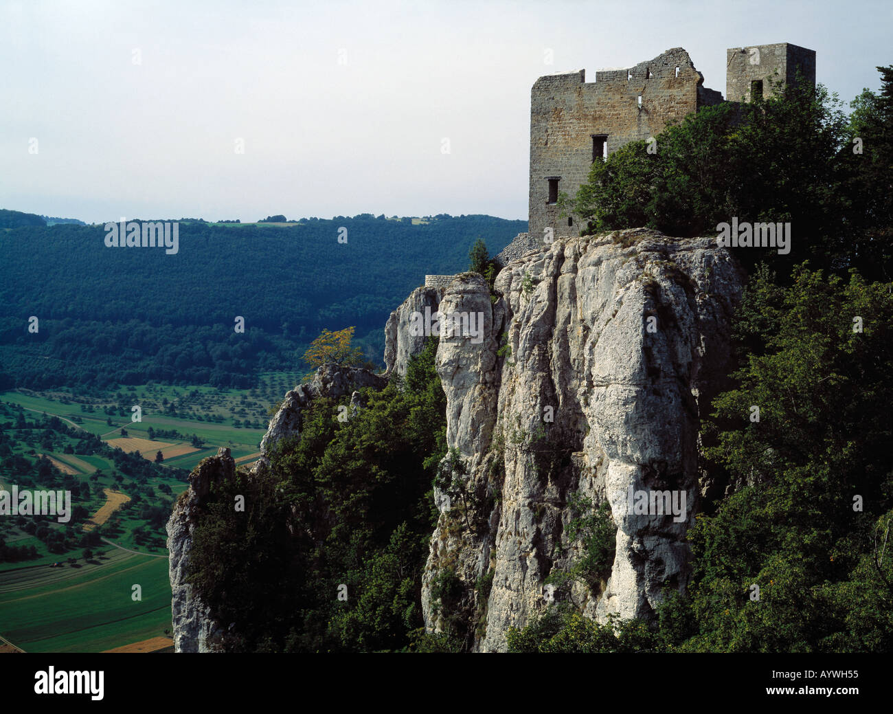 Burgruine Reussenstein auf einem Steilfelsen, Albtrauf, Steilwand ...
