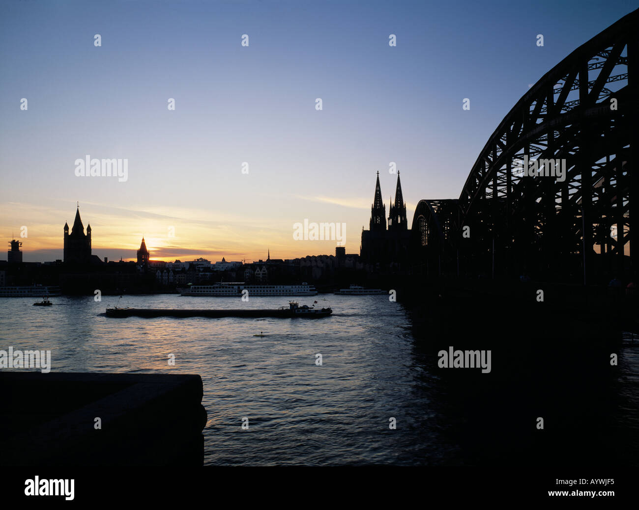 Rheinpromenade, Skyline, Kirche Gross St. Martin, Rathaus, Dom ...