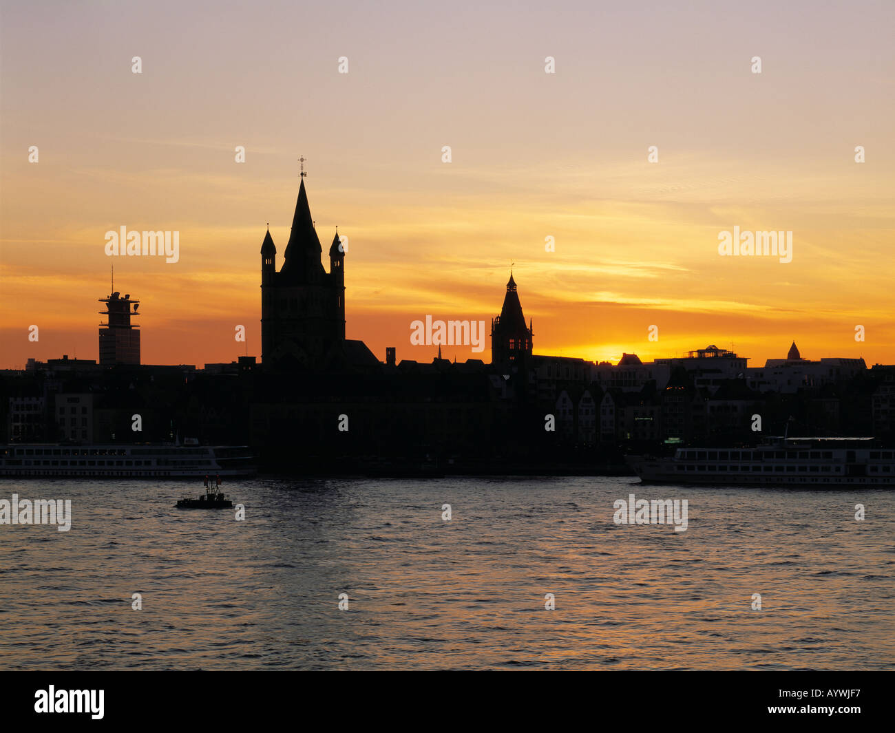 Gross St. Martin und Rathaus als Silhouette vor Abendhimmel, Koeln ...