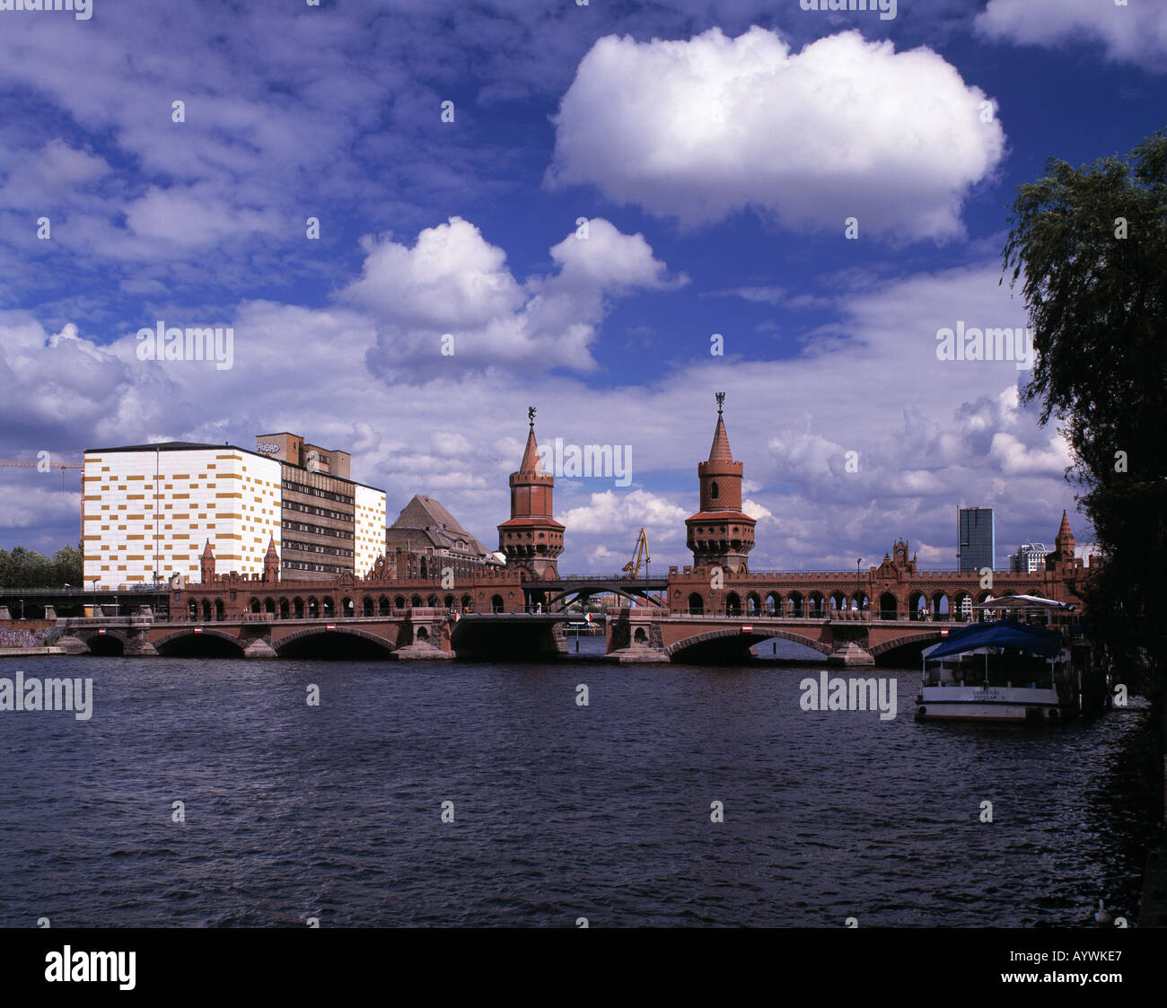 Oberbaumbruecke ueber die Spree in Berlin Stock Photo - Alamy