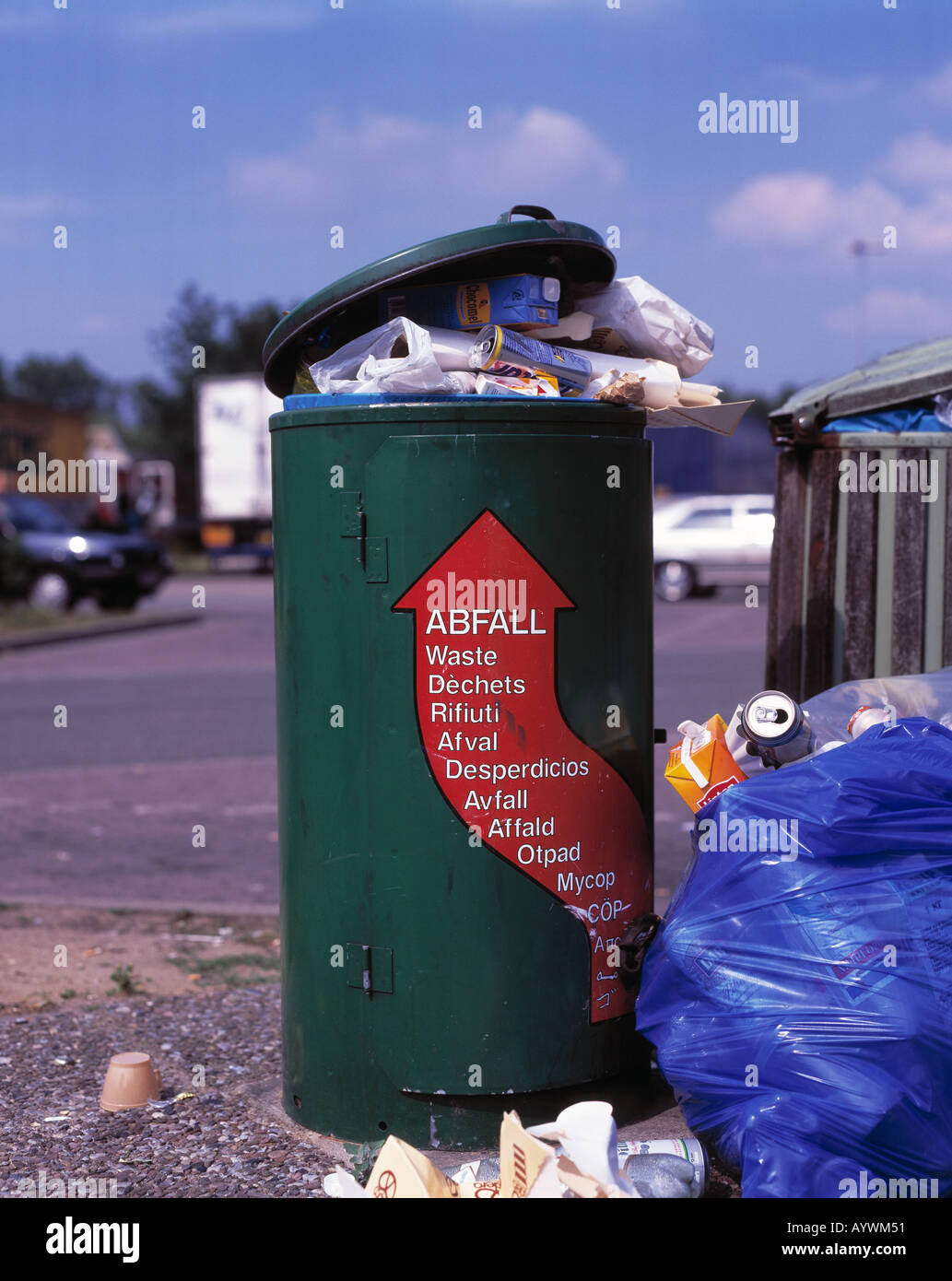 environment, pollution, rubbish, waste, over crowded dustbin Stock ...