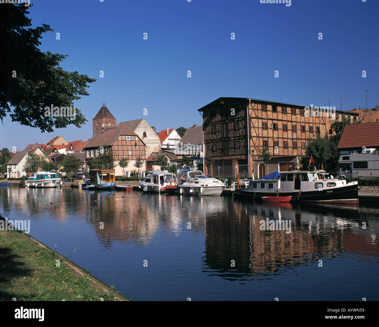 Eldeuferpromenade mit Stadtkirche und Speicherhaus in Plau am See ...